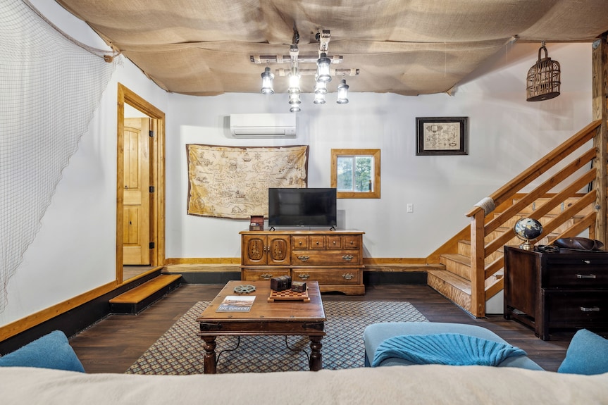 Davy Jones' Loft, Treehouse, And Treasure Hunt! - Wilmington, NC