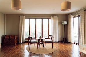 Quarto Duplo Executivo, varanda, vista para a montanha | Secretária, secretária adequada para computadores portáteis 