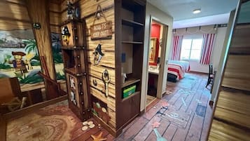 Pirate Theme | Cofre no quarto, secretária