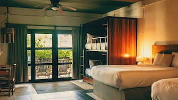 Quarto Quádruplo Superior, vista parcial para o oceano | 1 quarto, Wi-fi grátis, roupa de cama fornecida
