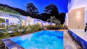 Vila luxo, vista para a piscina | Terraço/pátio