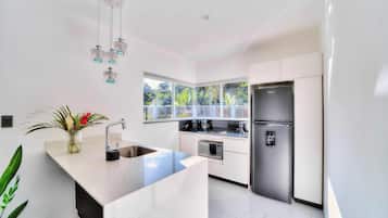 Vila luxo, vista para a piscina | Cozinha privada | Geladeira, micro-ondas, máquina de café expresso, cafeteira/chaleira