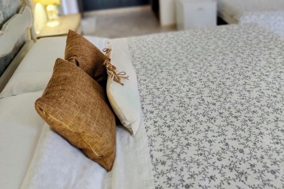 Quarto triplo conforto, varanda, vista para o jardim | Escrivaninha, Wi-Fi de cortesia