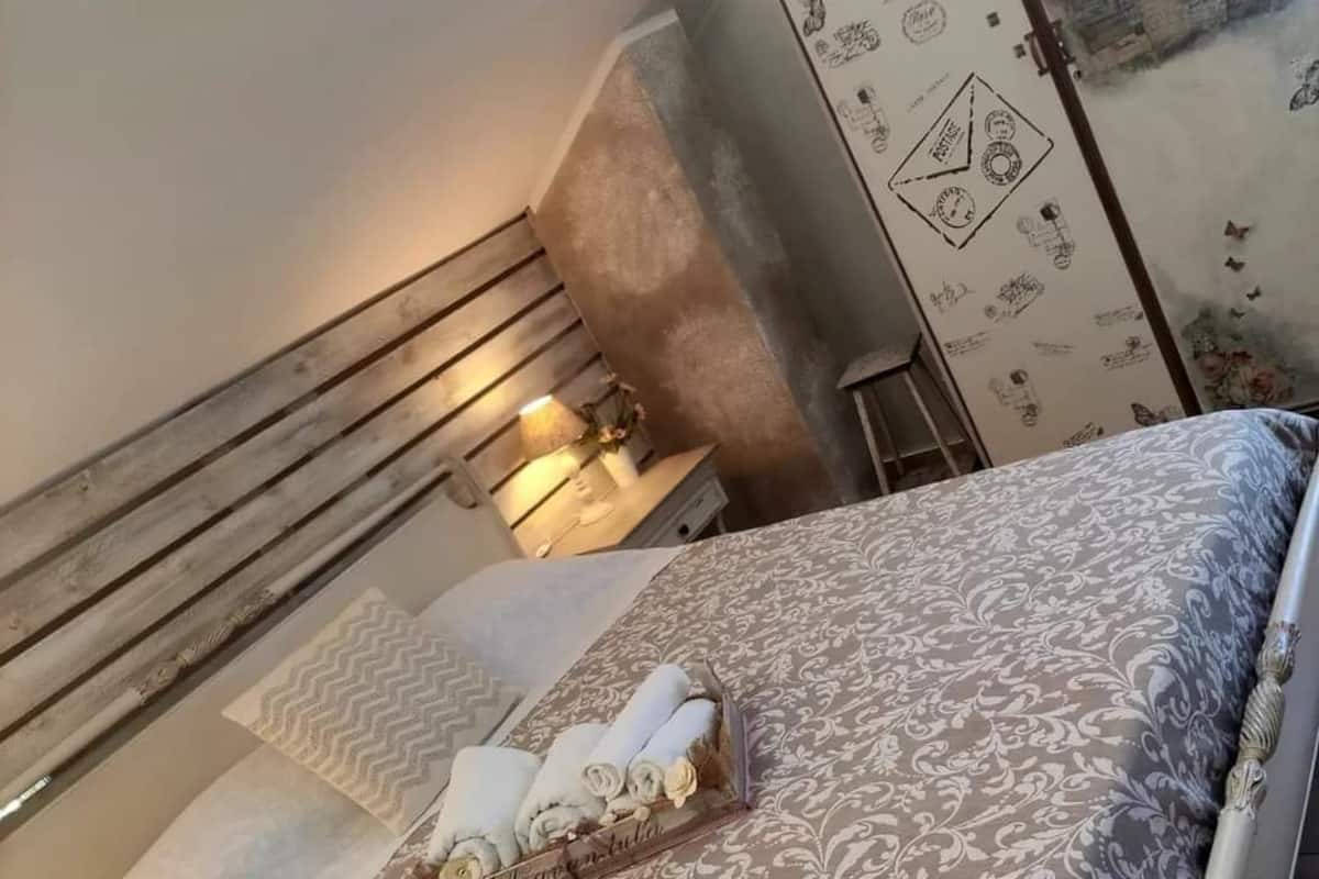 Quarto casal conforto, vista para a colina | Escrivaninha, Wi-Fi de cortesia