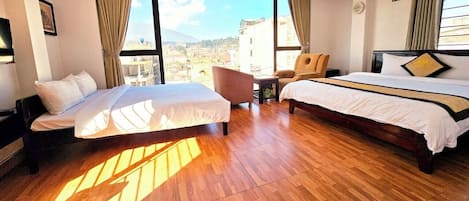 Quarto casal executivo, 1 quarto, para não fumantes, vista para o lago | Escrivaninha, Wi-Fi de cortesia