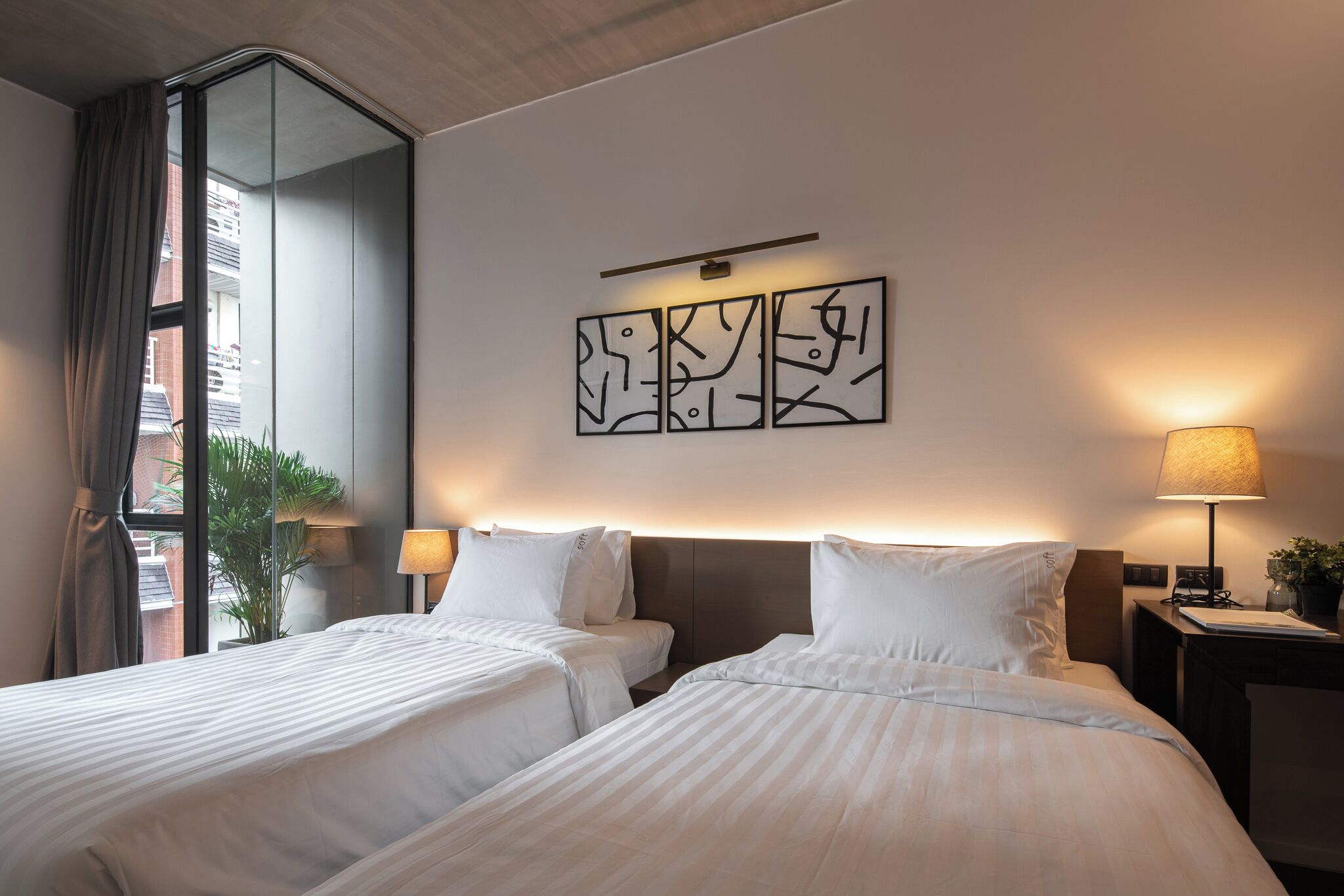 Quarto duplo luxo | Roupas de cama premium, frigobar (abastecido com alguns itens grátis)