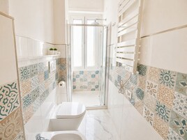 Suite Deluxe, varanda, vista para a montanha | Casa de banho | Um polibã, um secador de cabelo, toalhas fornecidas, sabão 