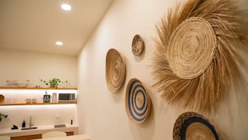 Suíte luxo, vista para o jardim | Área de estar | Smart TV 45 polegadas com canais digitais, Netflix