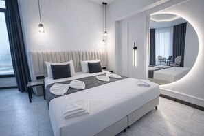 Quarto casal luxo | Frigobar, escrivaninha, espaço de trabalho para notebook
