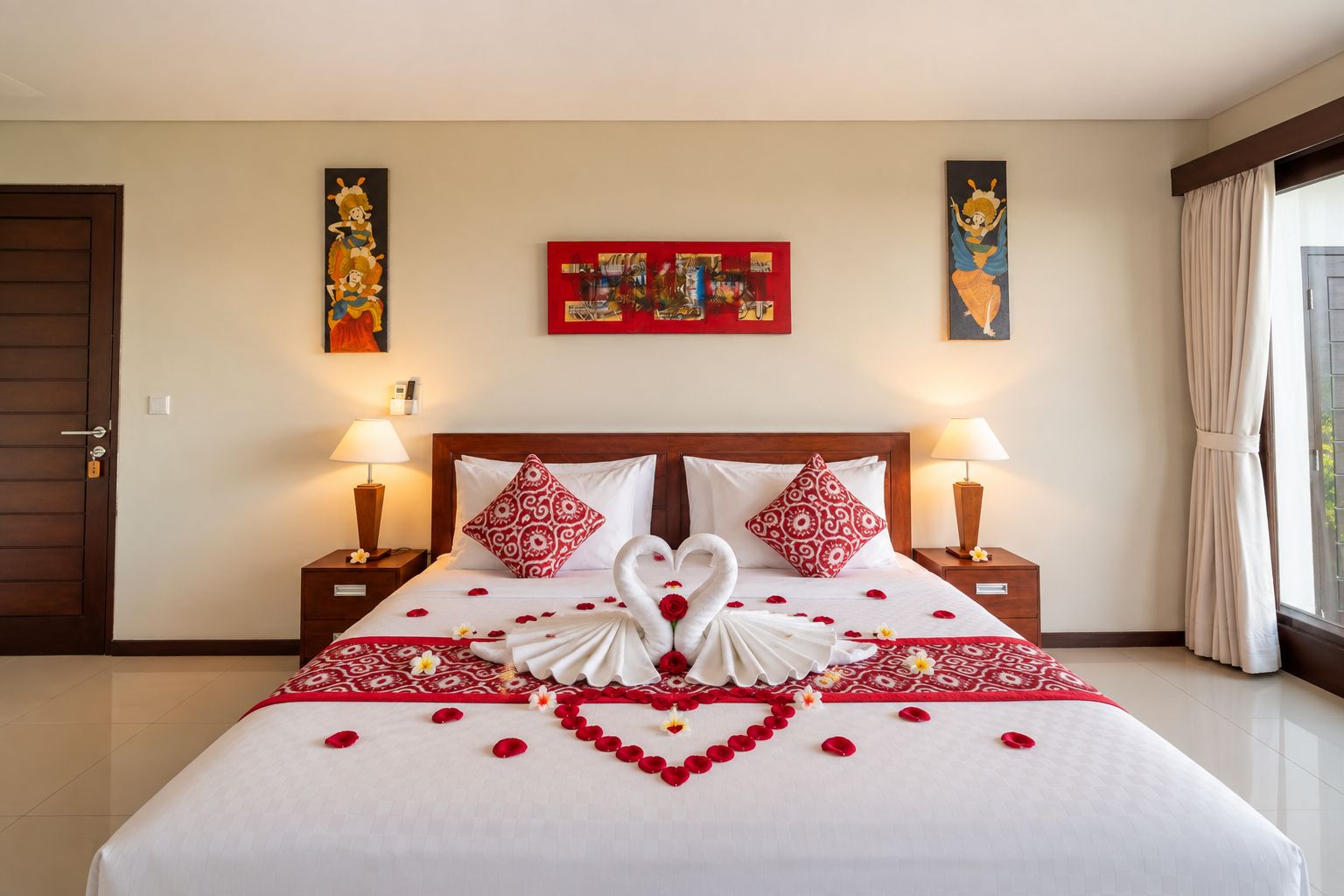 Quarto de hotel com uma cama grande, duas mesas de cabeceira, uma porta de madeira e obras de arte nas paredes.