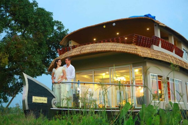 Whispering Waters Houseboat - Alappuzha