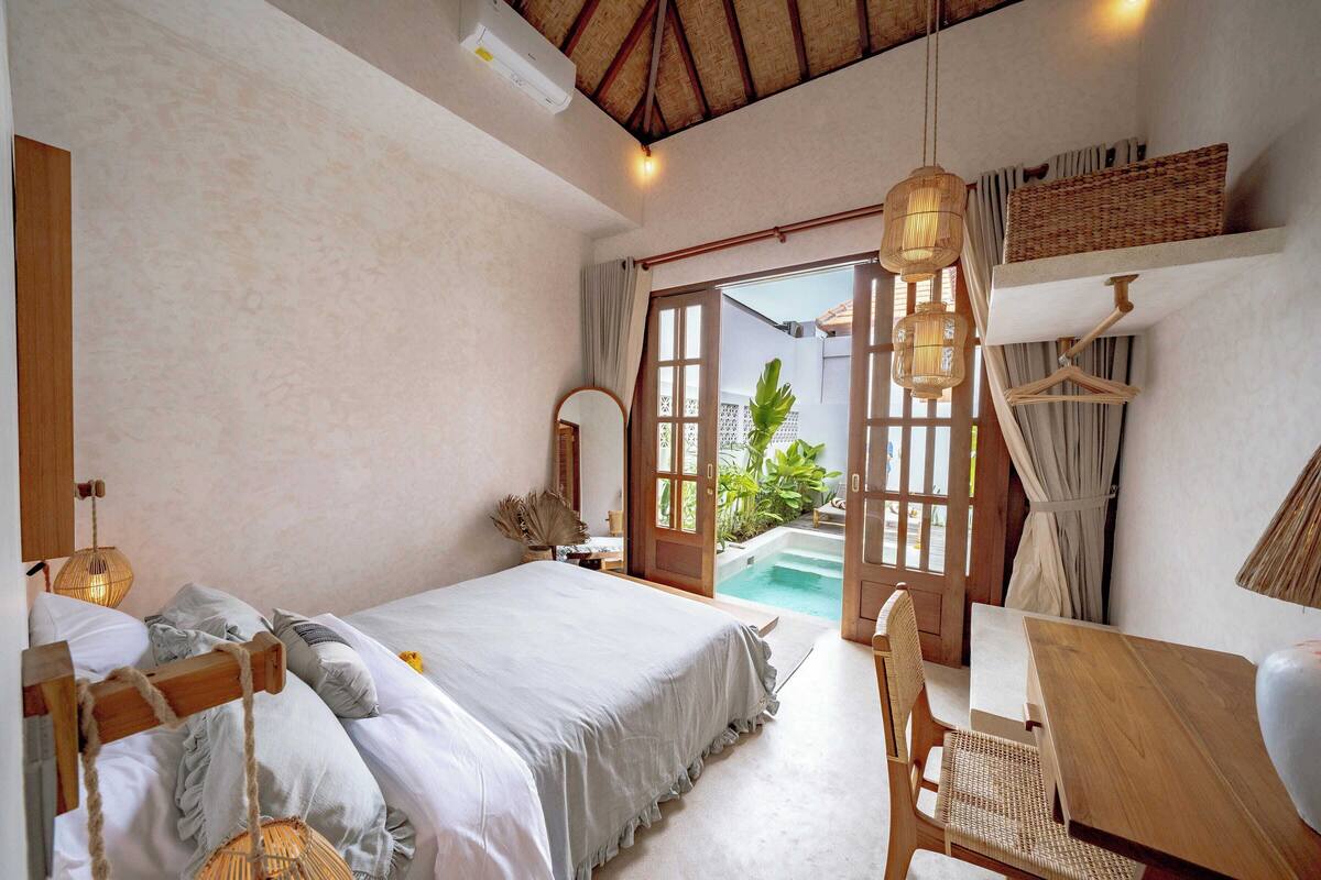 Villa Júnior, 1 quarto, pátio, vista para a piscina | 1 quarto, lençóis de algodão egípcio, roupa de alta qualidade