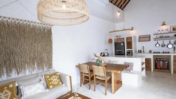 Villa Júnior, 1 quarto, pátio, vista para a piscina | Sala de estar | Smart TV de 42 polegadas com canais digitais