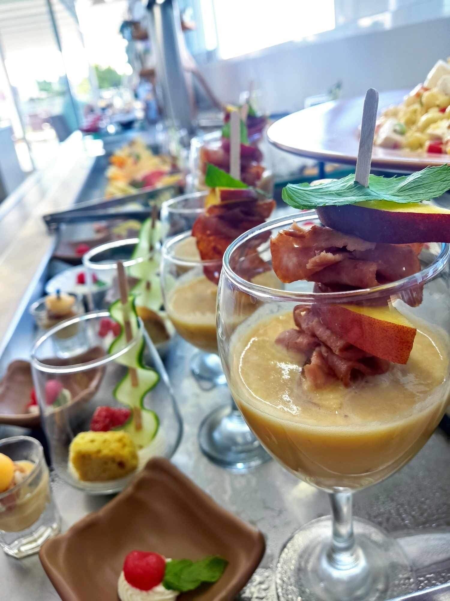 Um buffet com diversos pratos e bebidas.