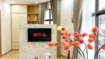 Quarto Duplo Standard, Vista para a cidade | Casa de banho | Um polibã, artigos de higiene pessoal grátis, um secador de cabelo