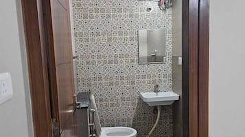 Quarto Individual de Luxo | Casa de banho | Um polibã, toalhas fornecidas, sabão