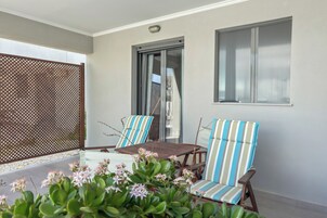 Apartamento conforto, 1 cama Queen e sofá-cama, cozinha | Terraço/pátio