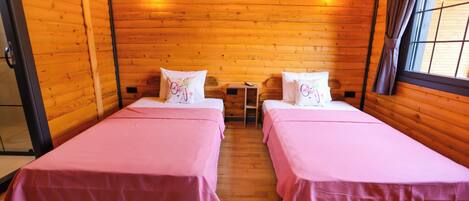 2 quartos, secretária, secretária adequada para computadores portáteis