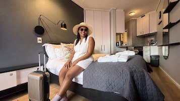 Roupas de cama premium, frigobar, cofres nos quartos