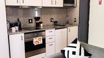 Apartment 209 | Cozinha privada | Minifrigorífico, um micro-ondas, um forno, uma placa de cozinha