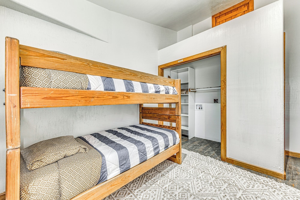 Walk To Midtown Ruidoso: Modern-rustic Cabin - Ruidoso, NM