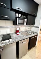 Apartamento Clássico, 1 cama queen-size | Cozinha privada | Um frigorífico/congelador grande, um micro-ondas, uma placa de cozinha 