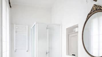 Apartamento Clássico em Condomínio Fechado, varanda, Vista para a cidade | Casa de banho | Artigos de higiene pessoal grátis, sabão, champô, papel higiénico