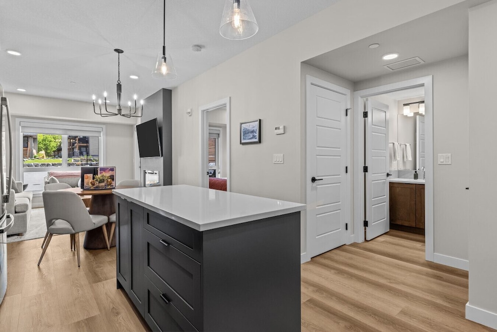 Luxury 1 Bed|Mountain Views |Heated Pool & Hot Tub - Dead Man's Flats ...