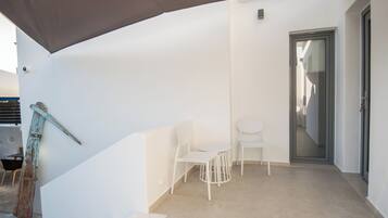 Quarto casal ou duplo superior, para não fumantes, vista para a piscina | Roupas de cama premium, edredons de pluma, camas com colchões pillow-top