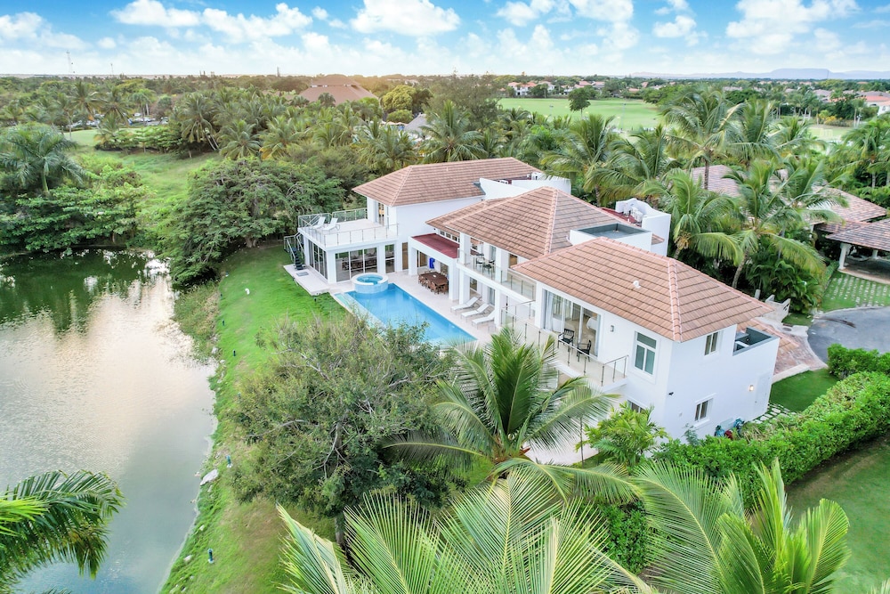 Lake View Cocotal Villa - Jacuzzi &Pool - Punta Cana