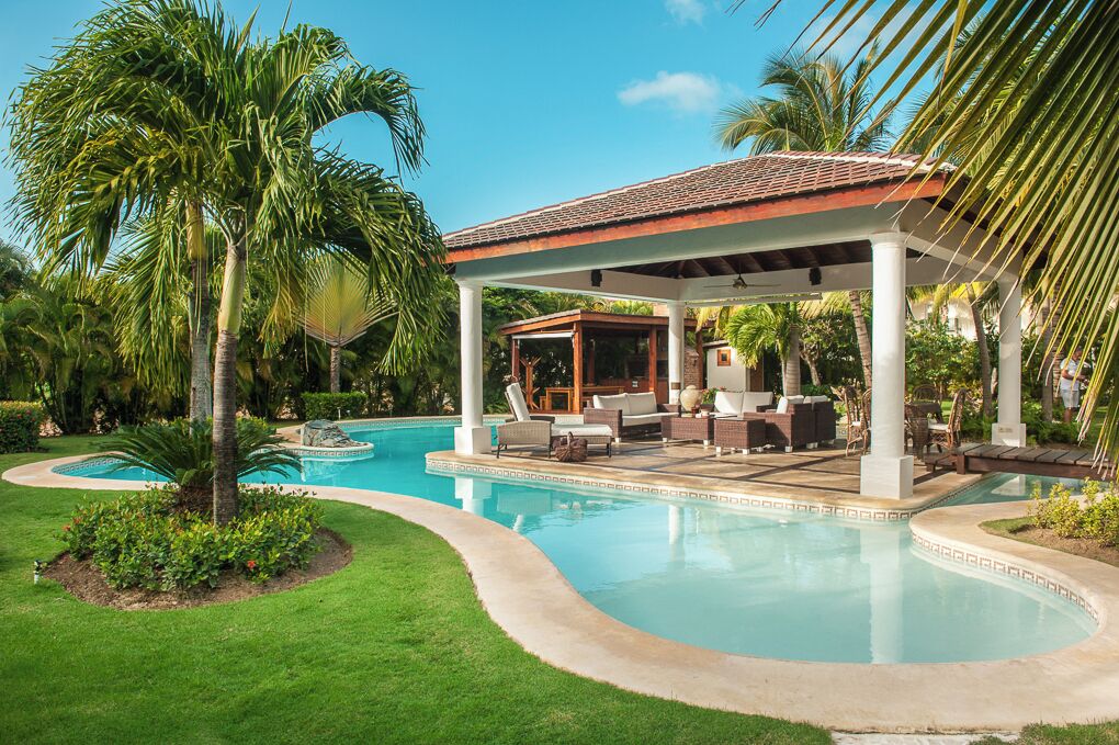 Piscina exterior, guarda-sóis, espreguiçadeiras 
