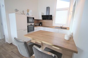 Casa | Cozinha privada | Uma cadeira de bebé 