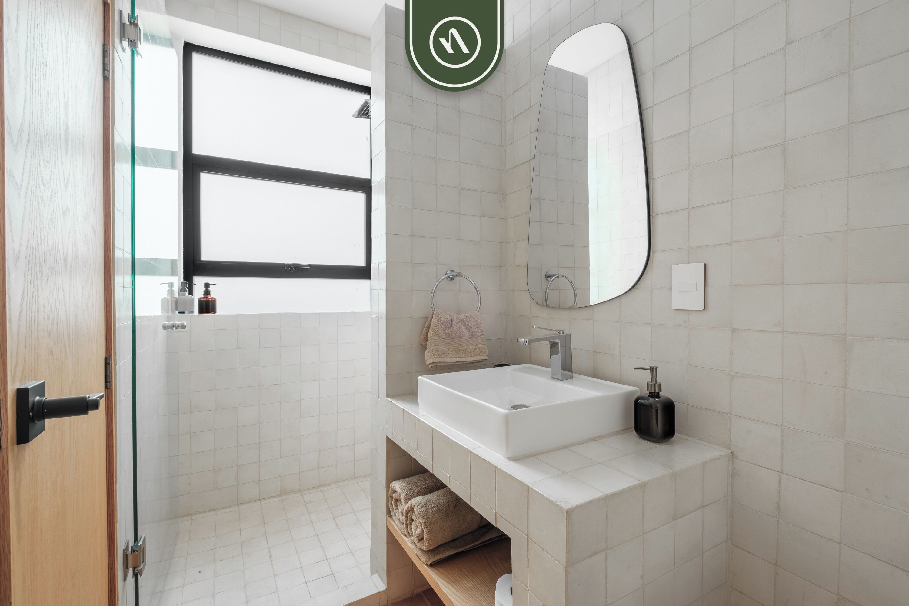 Apartamento família, vista para a cidade | Banheiro | Chuveiro, toalhas de banho, sabonete, shampoo