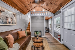 Cabana superluxo, vista para o jardim | Área de estar | Smart TV 32 polegadas com canais digitais, lareira, livros