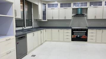 Apartamento Elite | Cozinha privada | Um frigorífico/congelador grande, um micro-ondas