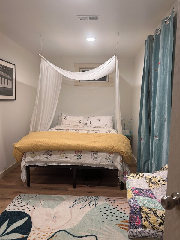 Charming Renovated Schoolhouse Retreat 2br + Office, Spacious Yard - Bridgeport, WV