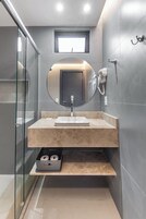 Quarto duplo luxo, para não fumantes | Banheiro | Chuveiro, secador de cabelo, toalhas de banho, sabonete