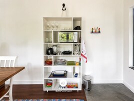 Cabana superluxo, banheira de imersão, vista para a montanha | Cozinha privada | Micro-ondas, talheres/pratos/utensílios de cozinha, mesas de jantar