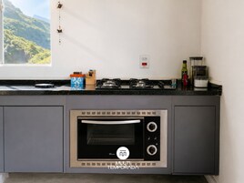 Micro-ondas, talheres/pratos/utensílios de cozinha, mesas de jantar
