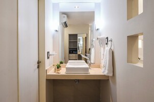 Quarto standard, 1 cama Queen | Banheiro | Secador de cabelo, toalhas de banho, sabonete, shampoo