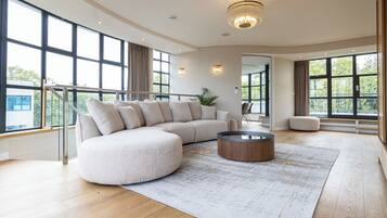 Suite 15 - Three Bedroom Penthouse with Balcony | Sala de estar | Smart TV