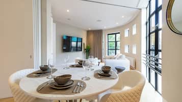 Suite 7 - Two Bedroom Apartment with Balcony | Opções para refeição no quarto