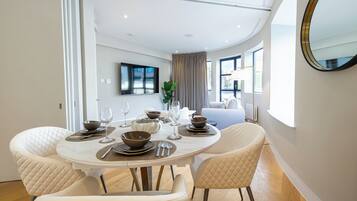 Suite 12 - Two Bedroom Apartment with Balcony | Refeições no quarto