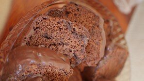 Close-up de um bolo de chocolate com cobertura de chocolate brilhante.