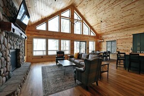 Cabana, várias camas, lareira | Área de estar | Lareira