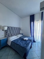 Quarto Duplo ou Twin Deluxe, varanda, vista para o mar | Edredões de penas, cofre no quarto, secretária, ferro/tábua de engomar 