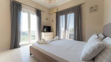 Apartamento, 3 quartos | 3 quartos, cofres nos quartos, ferros/tábuas de passar roupa