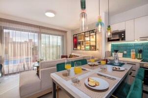 Apartamento, piscina privativa | Refeições no quarto