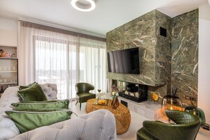 Apartamento de Luxo, banheira de hidromassagem grande, vista para o mar | Sala de estar | Smart TV de 33 polegadas com canais via satélite 