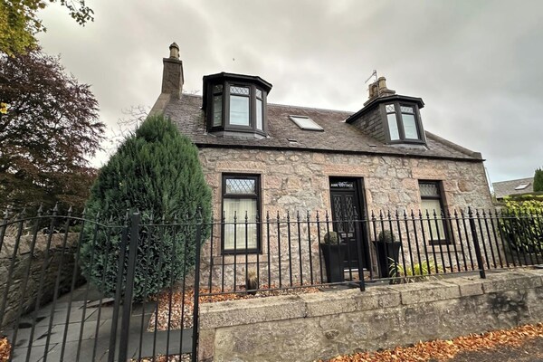 3 Bed Cottage Sleeps 2 With Parking, Garden & Wifi - Aberdeen